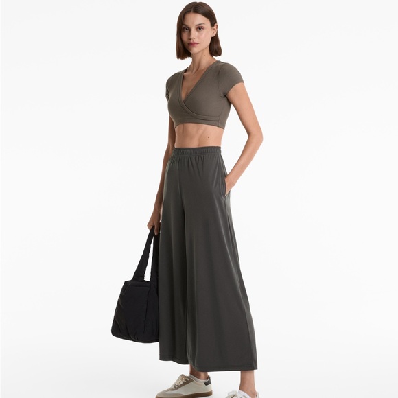 Oysho | Pants & Jumpsuits | Oysho Wideleg Floaty Crop Trousers Black ...